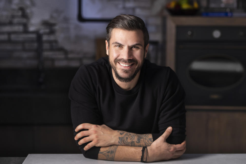 Ακης Πετρετζίκης: Συνεχίζει στον Alpha ο πρώτος Ελληνας MasterChef ...