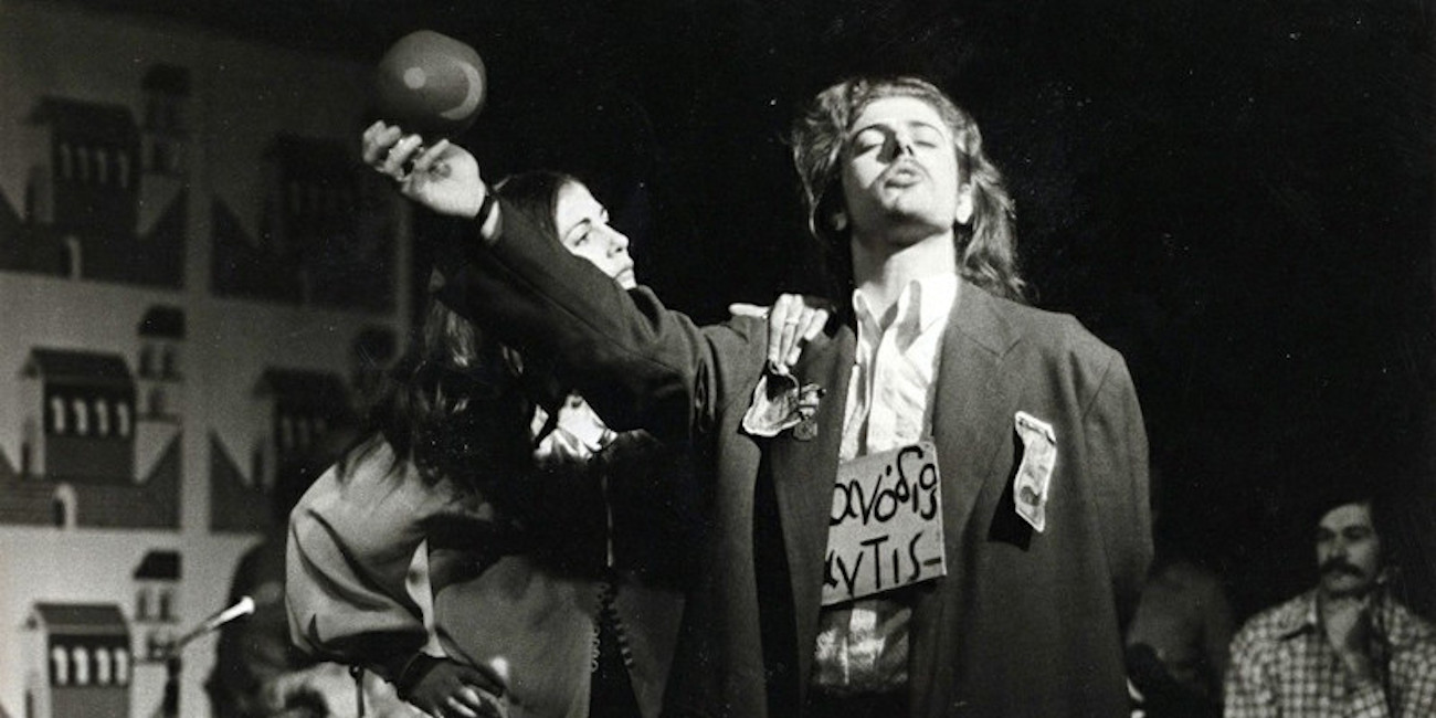 Ο Παύλος Σιδηρόπουλος πριν βγάλει τον πρώτο του μεγάλο δίσκο, με μακρύ ...