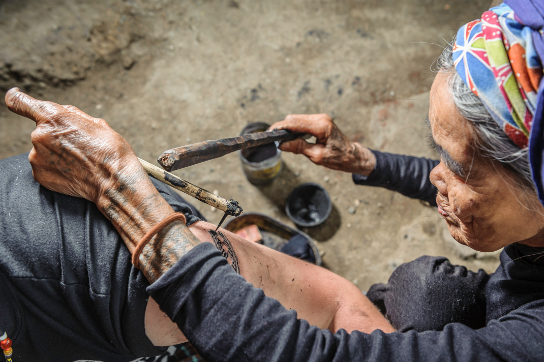 Whang Od Oggay Μια Tattoo Artist 103 ετών κρατά ζωντανή την αρχαία