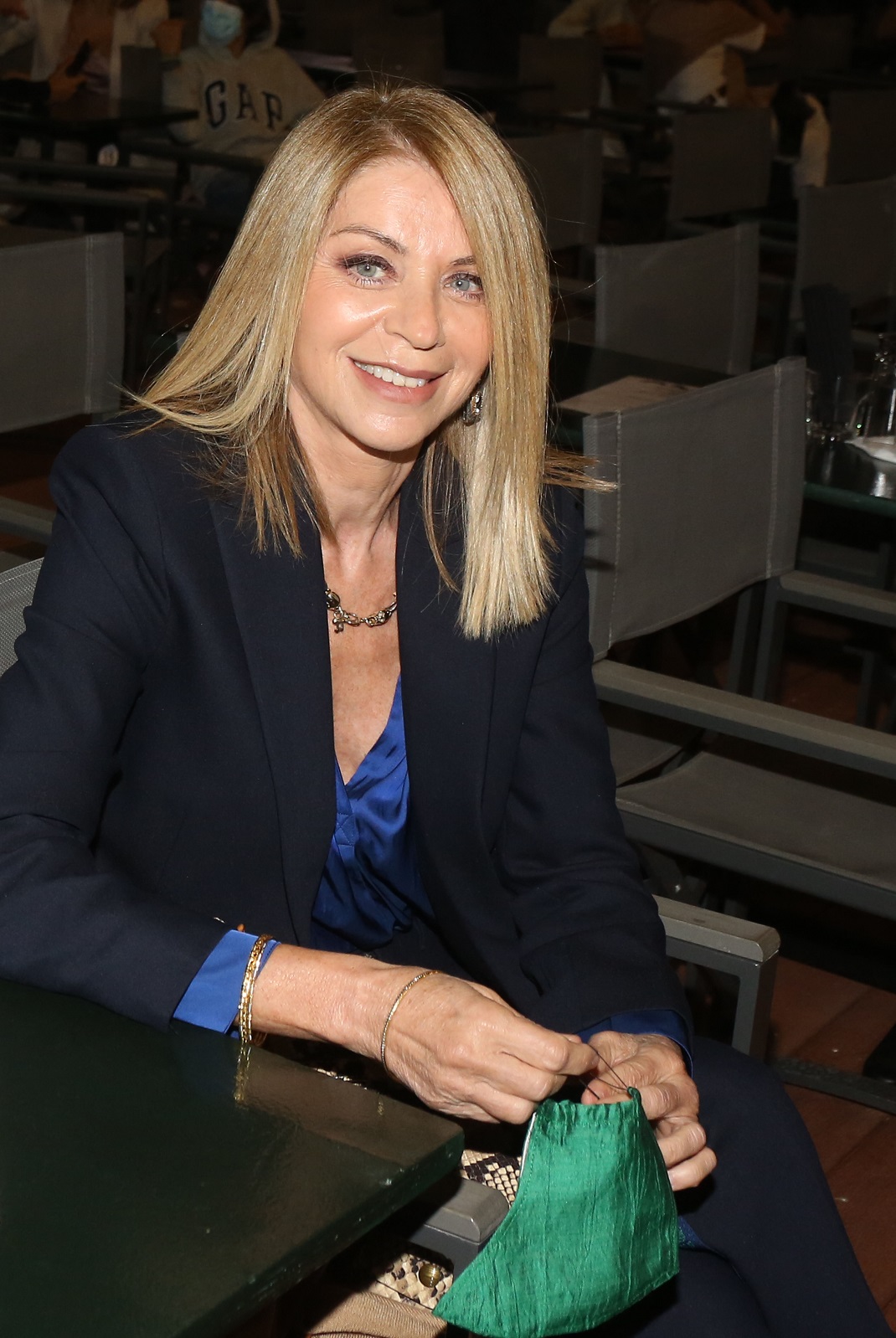 Ελλη Στάη: Η εντυπωσιακή εμφάνιση με σικ κοστούμι και γόβες που κάθε ...