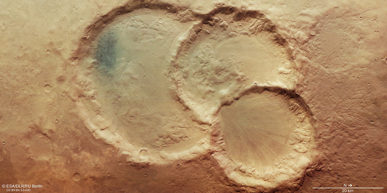 Εντυπωσιακό: Φωτογραφήθηκε σπάνιος τριπλός κρατήρας στον πλανήτη Αρη ...