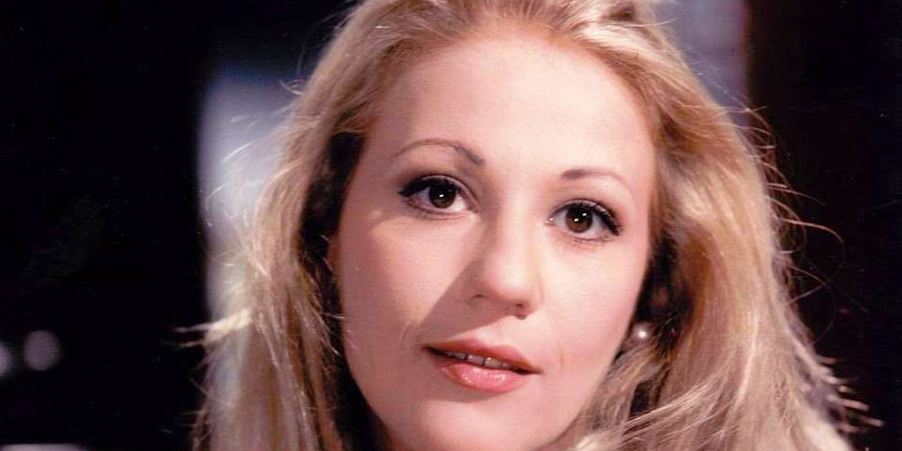 Η εντυπωσιακή Ζωή Λάσκαρη με μακριά σγουρά μαλλιά -Στη θεατρική της ...