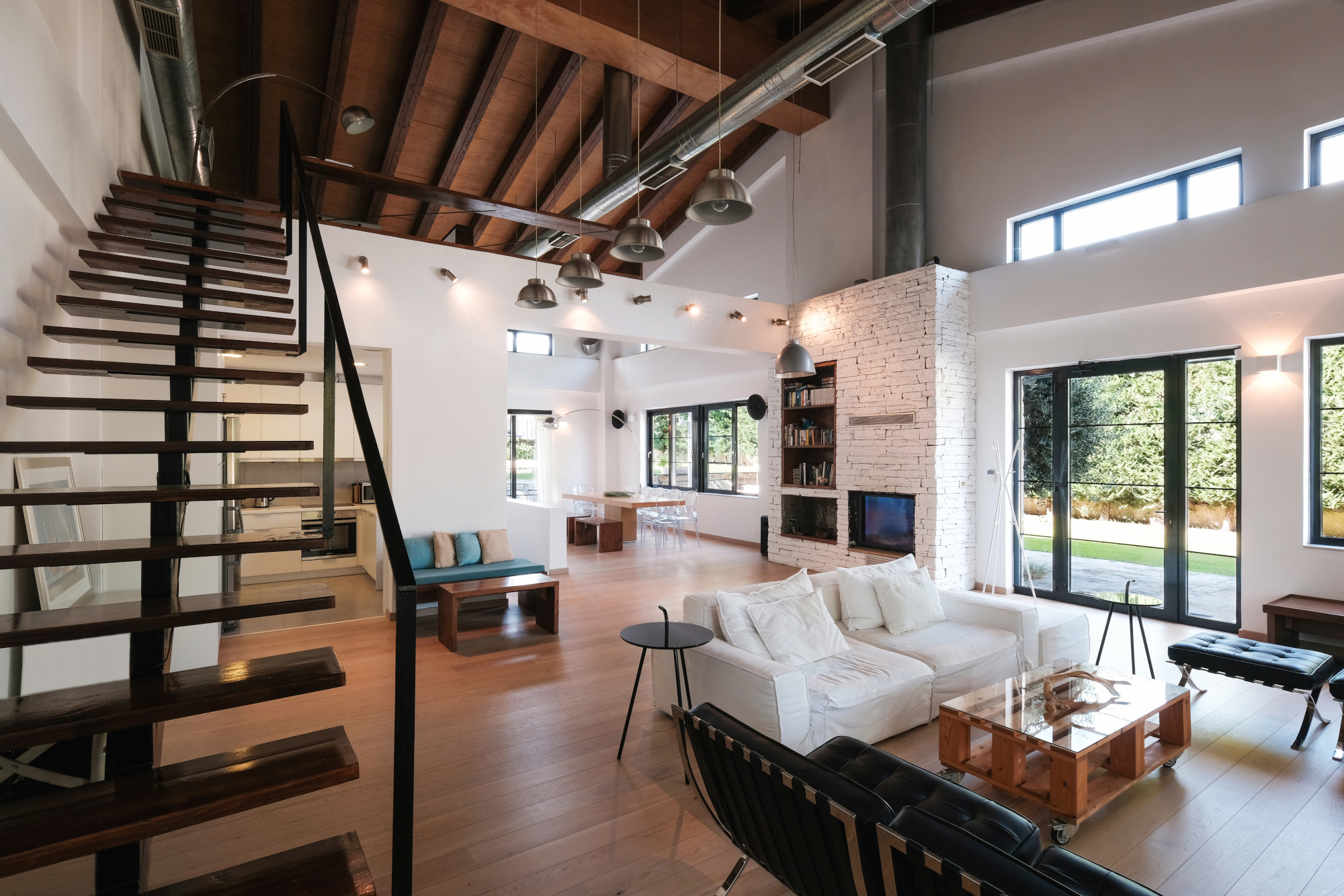 Πώς ένα καφέ-εστιατόριο στη Mαλακάσα έγινε ένα ανοικτό loft με ...