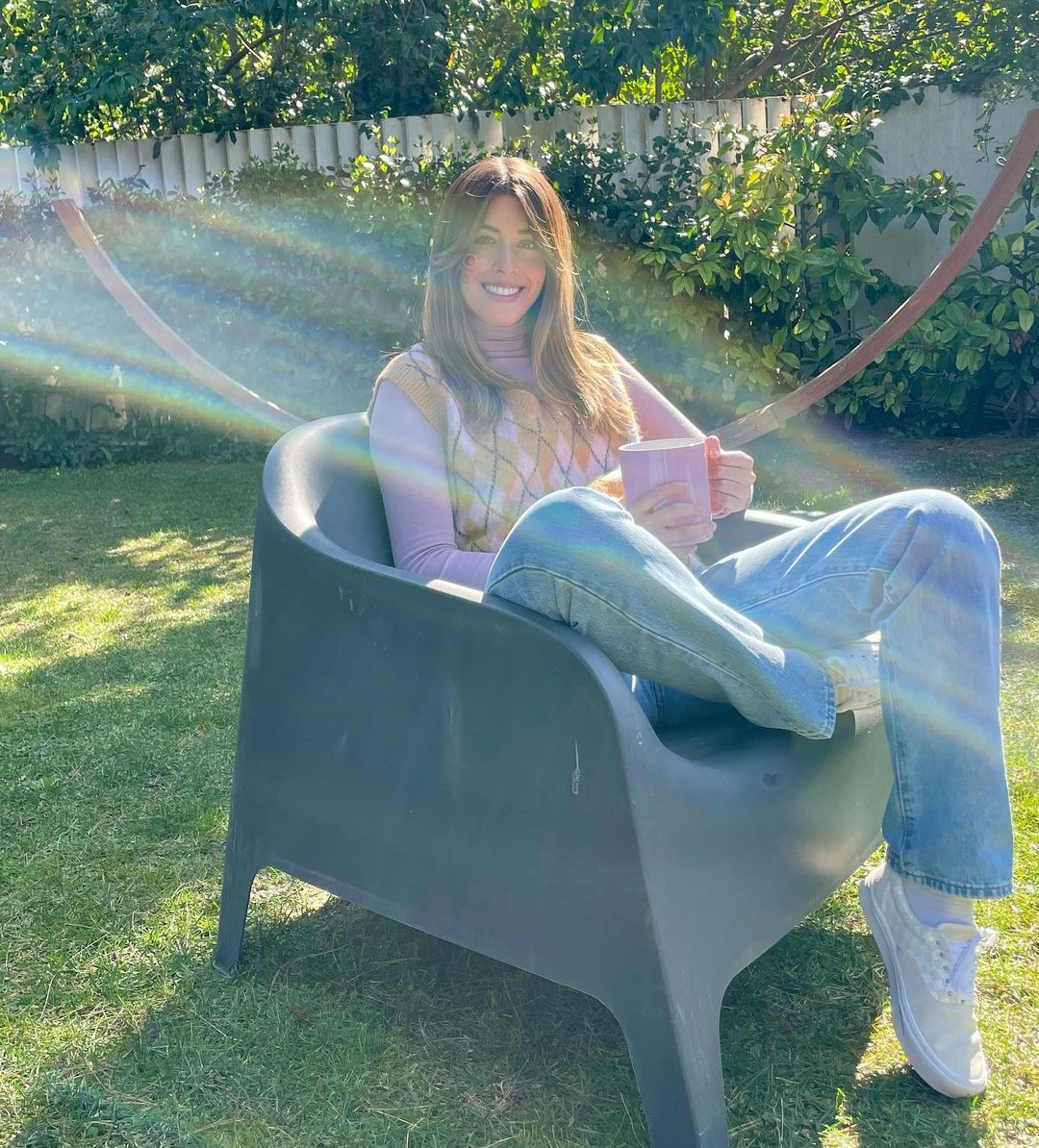 Μέσα στο μοδάτο σπίτι της Demy: Νεανικό, με όμορφη διακόσμηση και έναν καταπράσινο κήπο [εικόνες ...