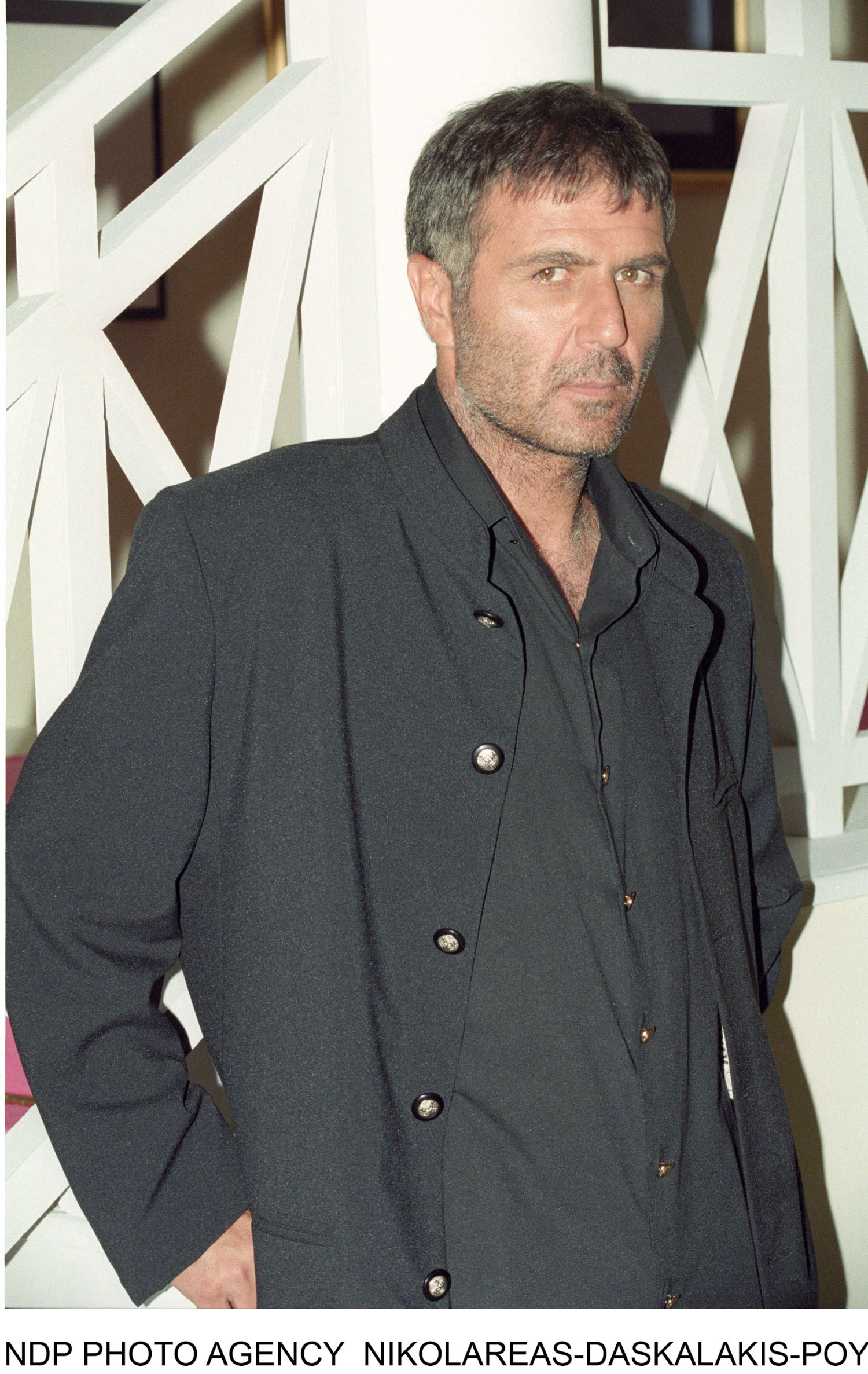 Ο Νίκος Σεργιανόπουλος στο θέατρο το 1993 -Με πλατύ χαμόγελο και ...