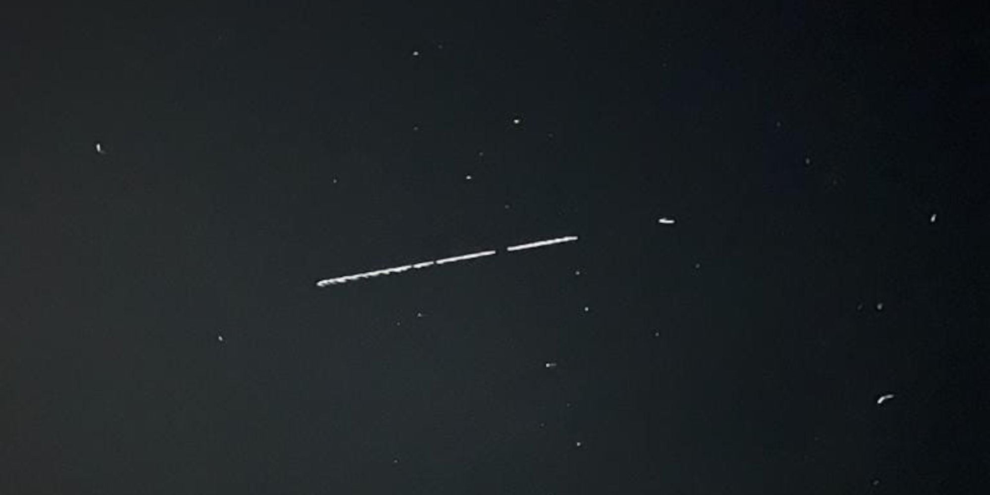 «Μια περίεργη γραμμή»: Οι δορυφόροι Starlink του Ελον Μασκ ορατοί στον ...