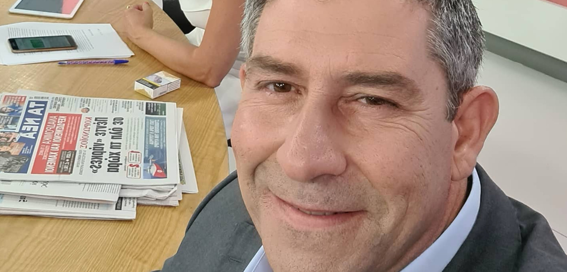 Ο Άκης Παυλόπουλος φωτογραφίζει τη δημοσιογράφο σύζυγό του και τα δύο ...