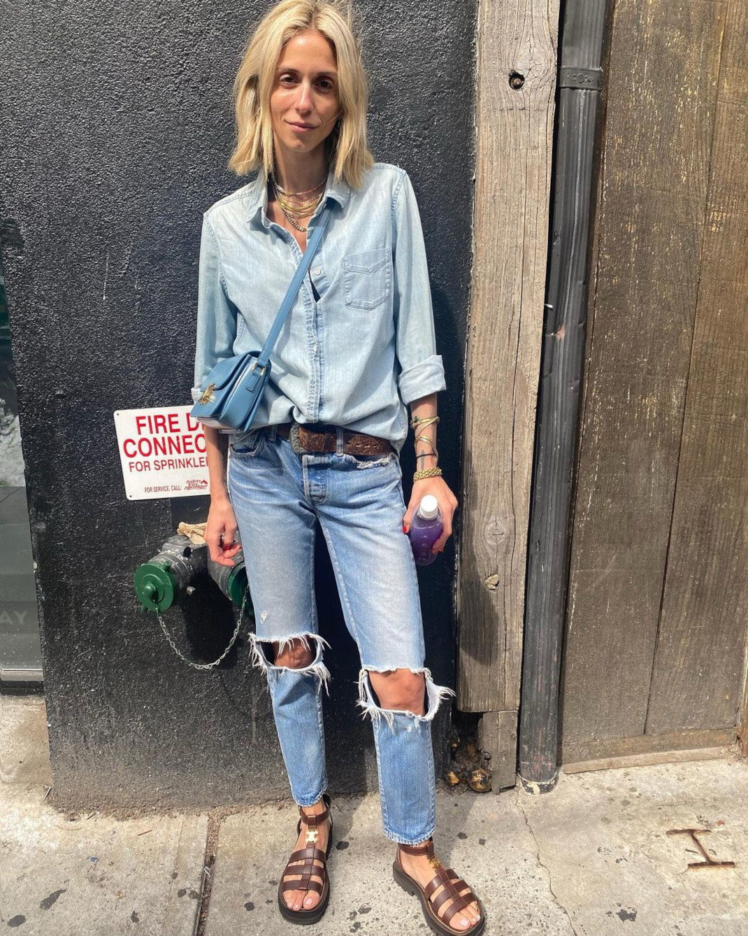 Η Σοφία Καρβέλα σου δείχνει πώς να φορέσεις το λευκό τζιν το καλοκαίρι -Το συνδύασε με στιλάτα ...