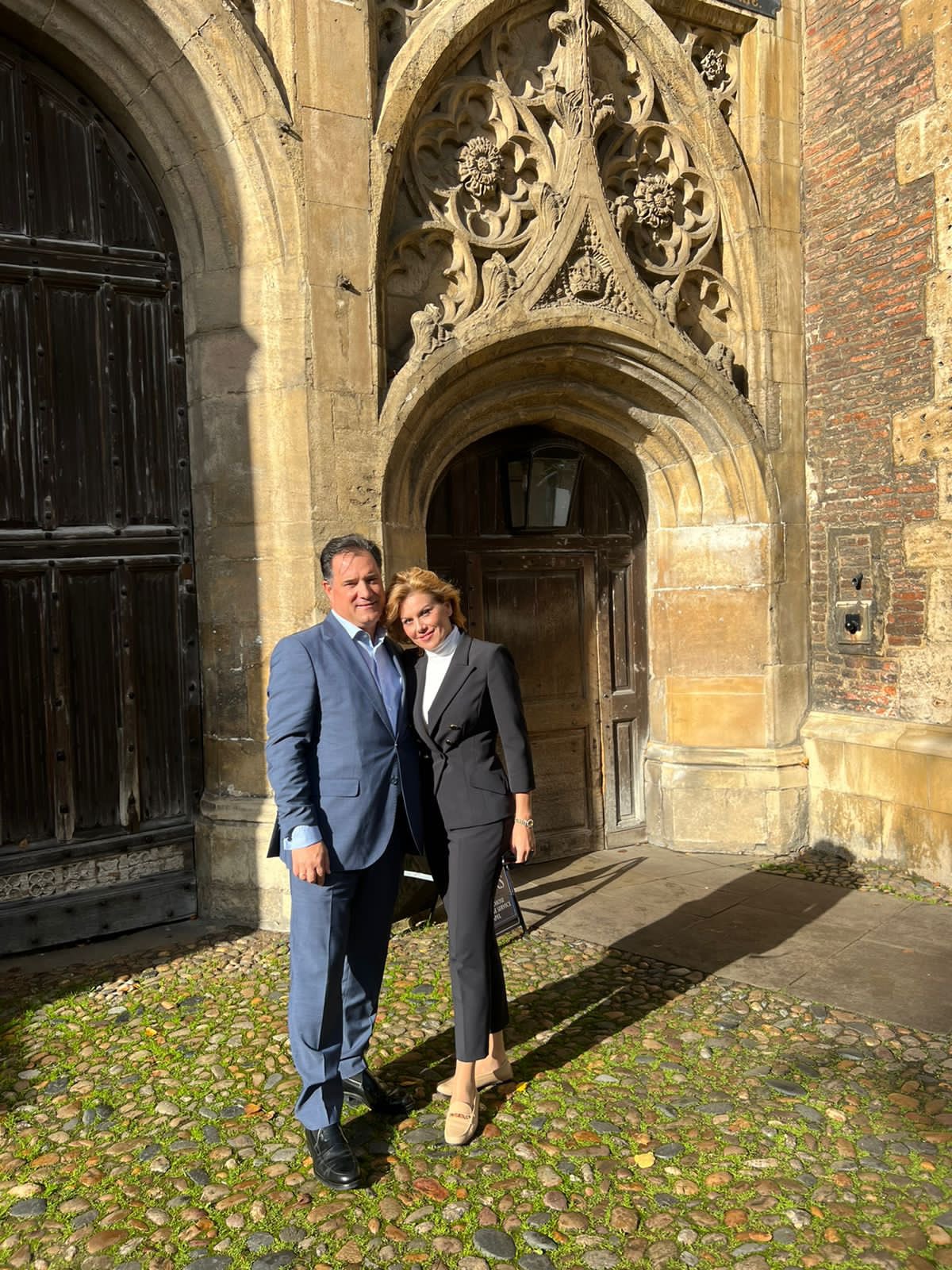 Άδωνις και Ευγενία Μανωλίδου, στο Κέμπριτζ, είδαν θέατρο στα αρχαία ελληνικά: «Σε εμάς θα τα ...