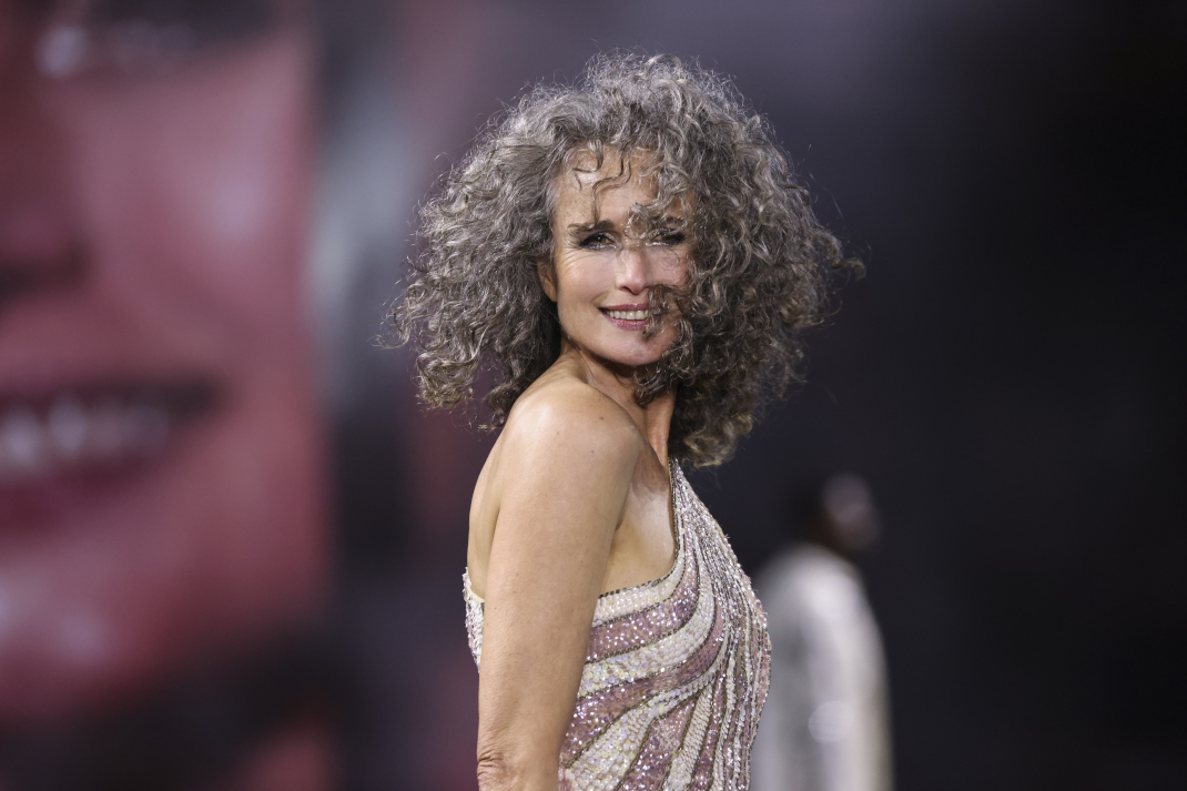 Το Παρίσι υποκλίθηκε στην Αντι ΜακΝτάουελ -Με γκρίζα μαλλιά και αέρα Χόλιγουντ έλαμψε την ...