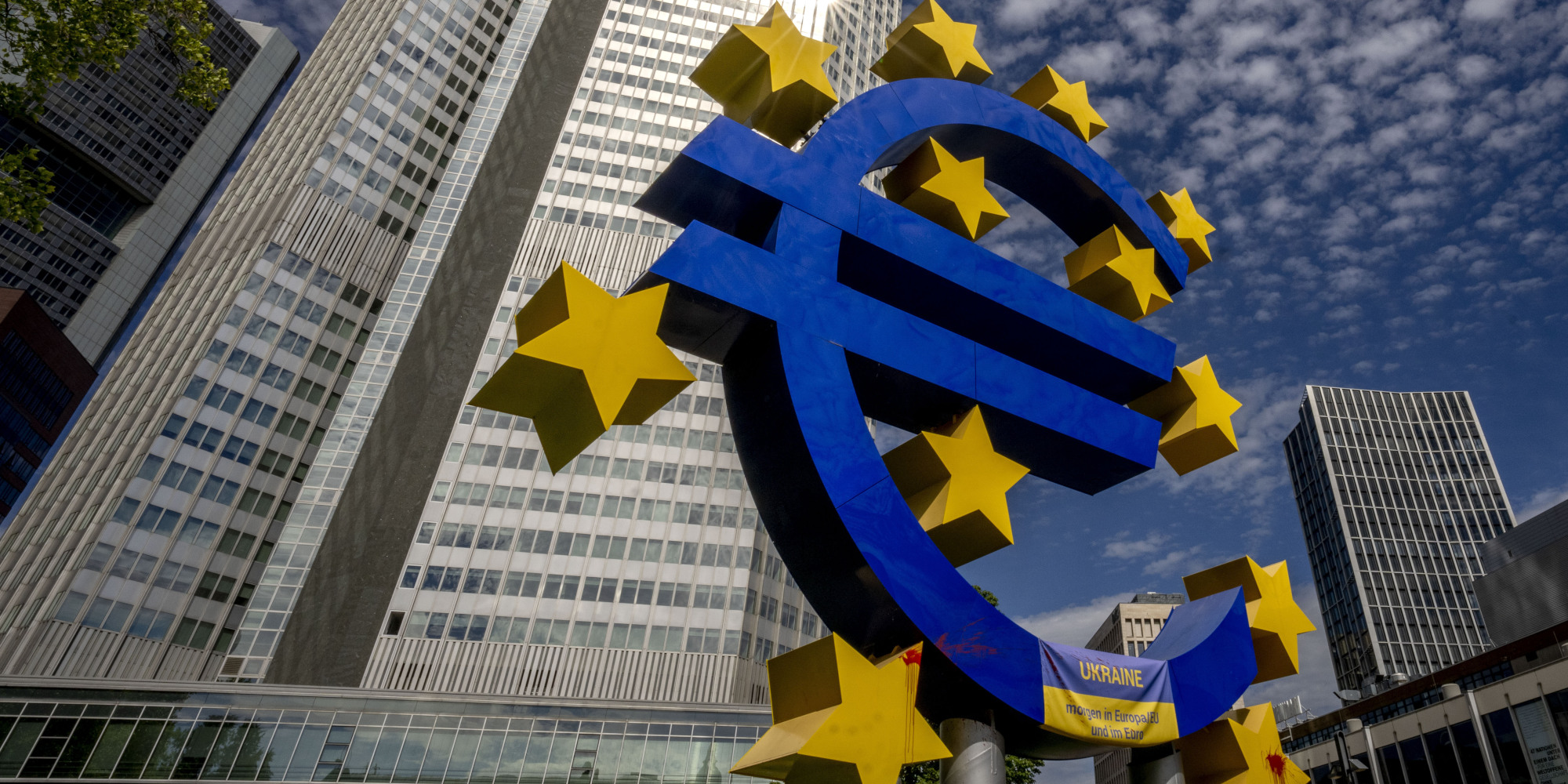 Ομόλογα: Βουτιά των αποδόσεων παρά την αύξηση των επιτοκίων της ΕΚΤ ...