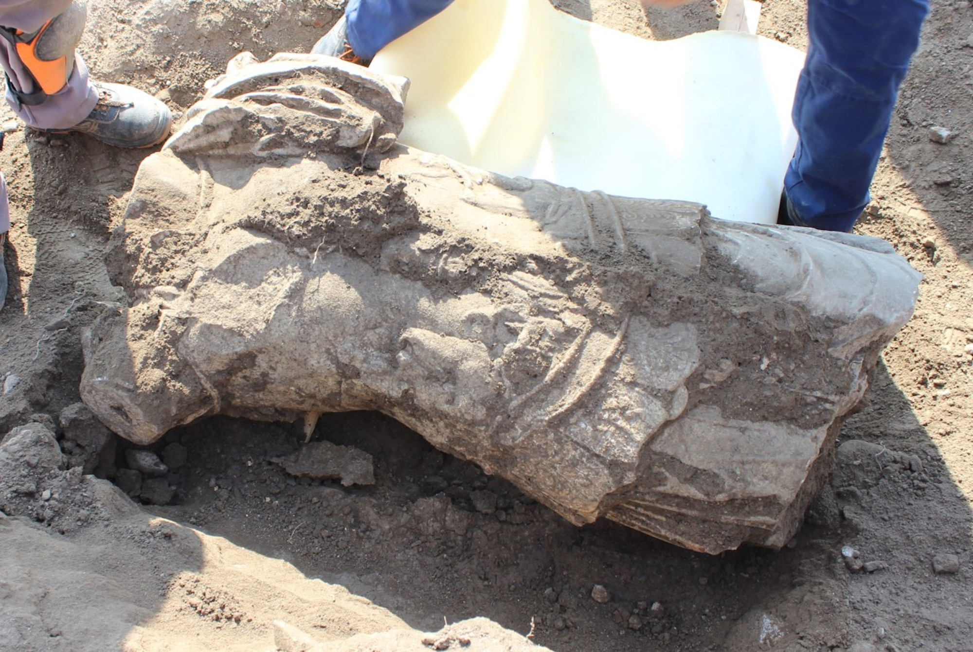 Αμφίπολη: Στο «φως» ένας εντυπωσιακός θωρακοφόρος κορμός -Ποιος ...