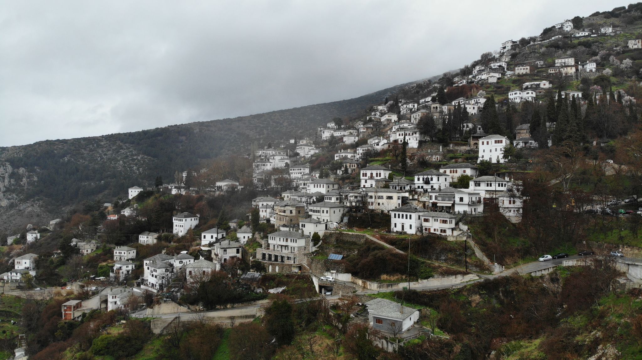 Αυτό είναι το πιο όμορφο χωριό-μπαλκόνι στην Ελλάδα -Σαν ζωγραφιά ...