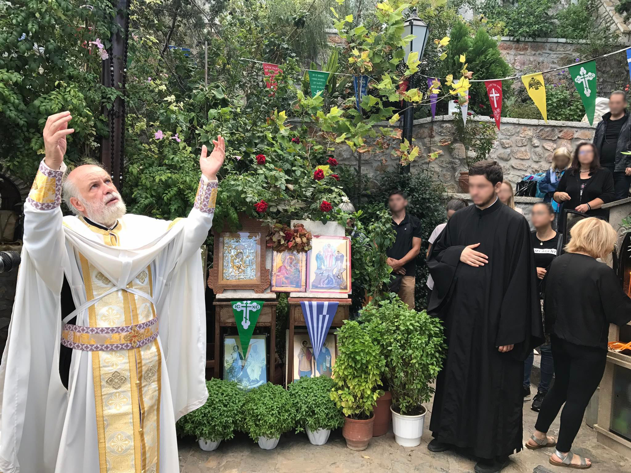 Γιατί ο Ιερώνυμος δεν θα διώξει τον παπά Λουπασάκη από τον Λυκαβηττό ...