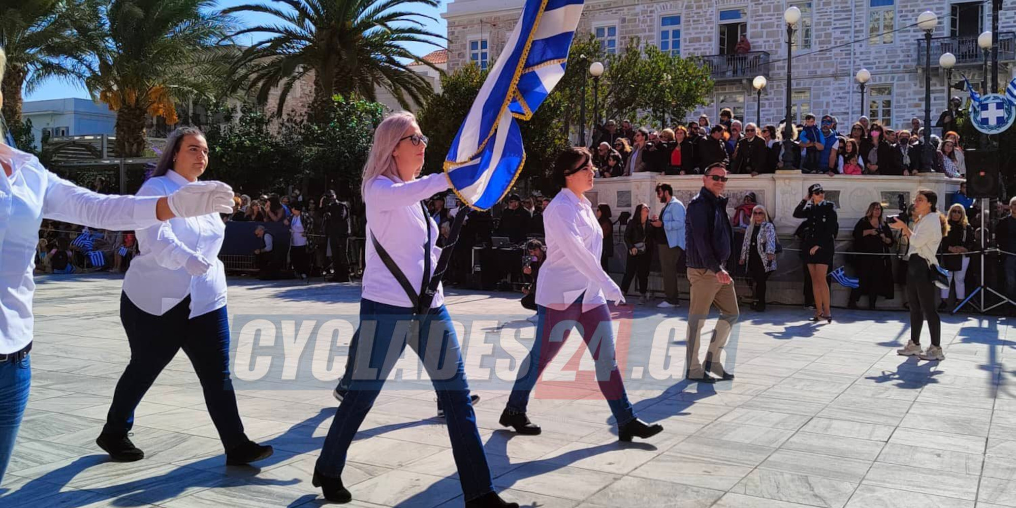 Παρέλαση για την 28η Οκτωβρίου στη Σύρο: Σημαιοφόρος η μητέρα και ο ...