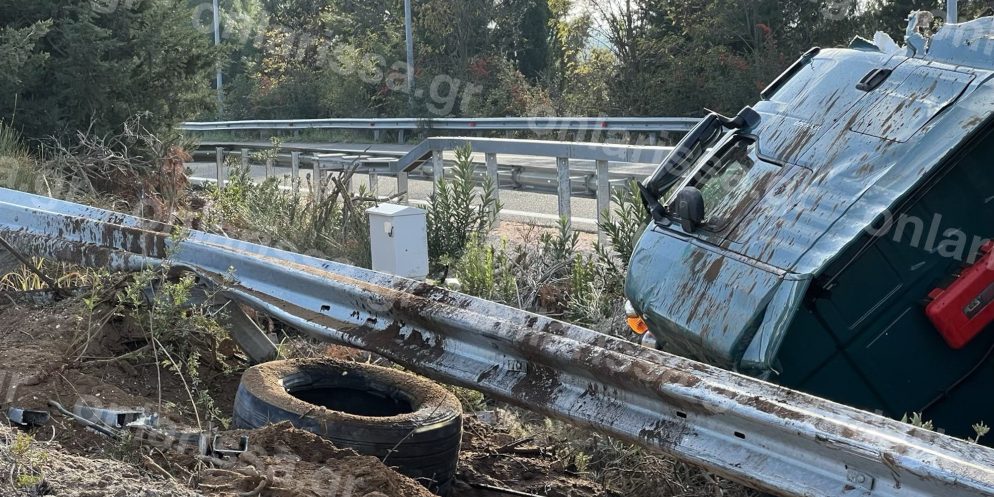 Λάρισα: Επιχείρηση απομάκρυνσης του βυτιοφόρου που ανατράπηκε -Κλειστή ...