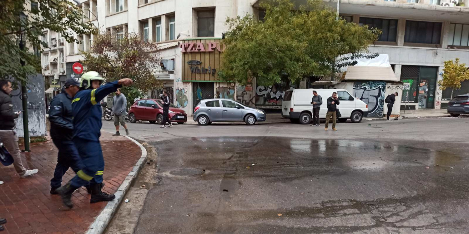 Επίθεση αντιεξουσιαστών με μολότοφ κατά αστυνομικών στην πλατεία ...