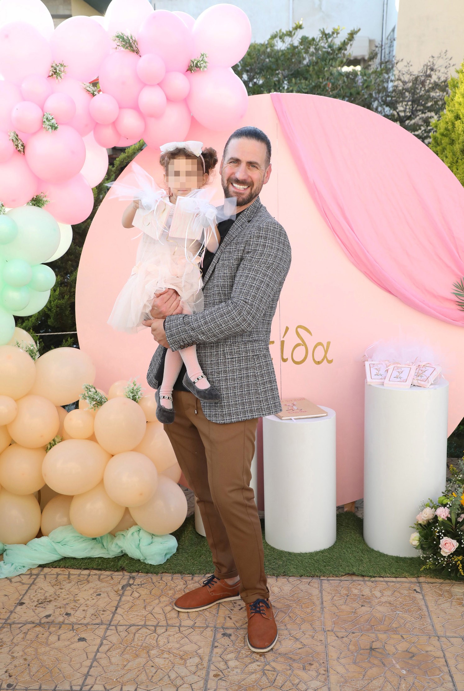 O Κώστας Παπαδόπουλος από το Survivor βάφτισε την κόρη του -Ποιοι πήγαν - iefimerida.gr