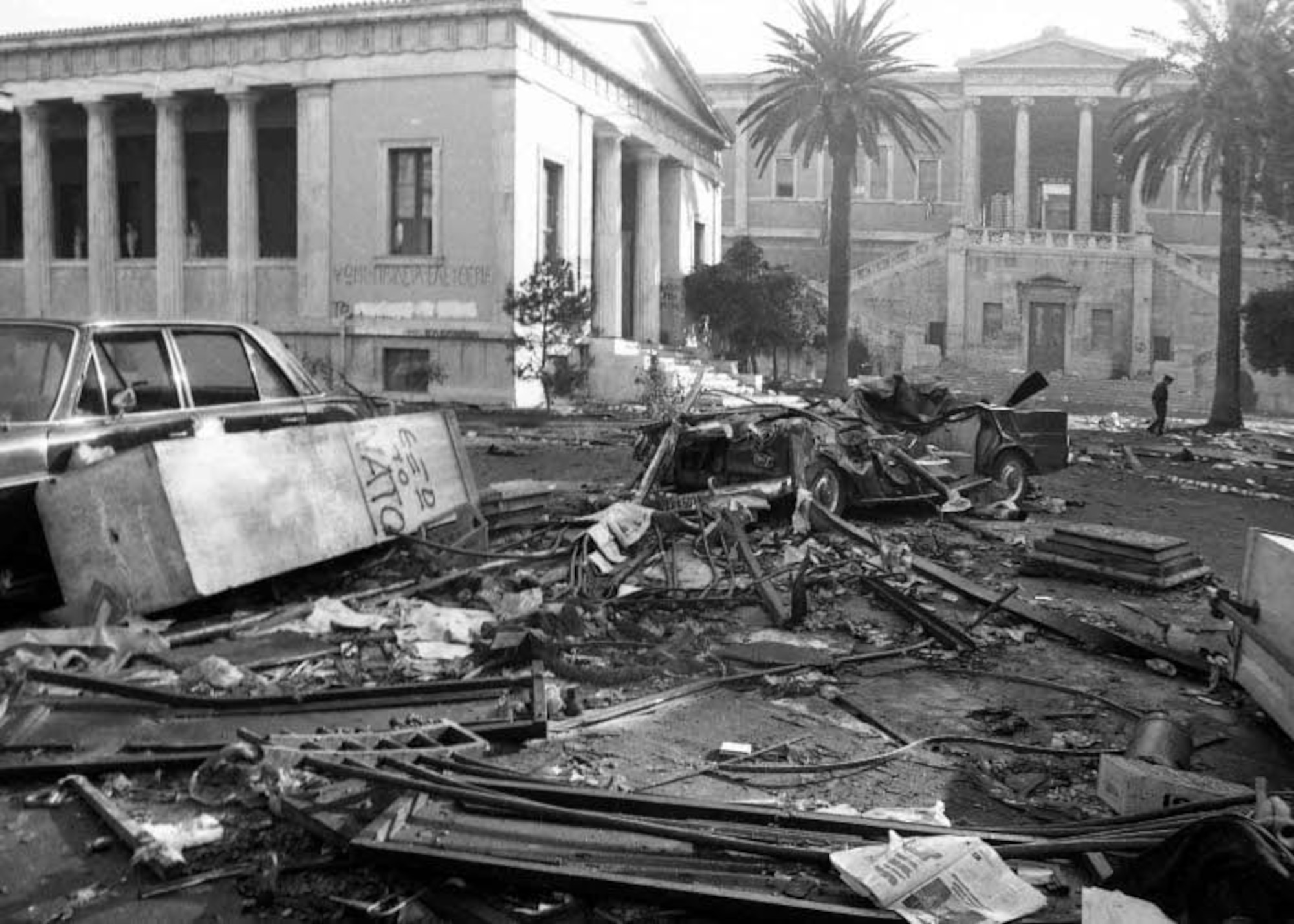 Μητροπούλου, Χειμωνάς, Βαλτινός, Ρίτσος: Το τριήμερο του Πολυτεχνείου ...