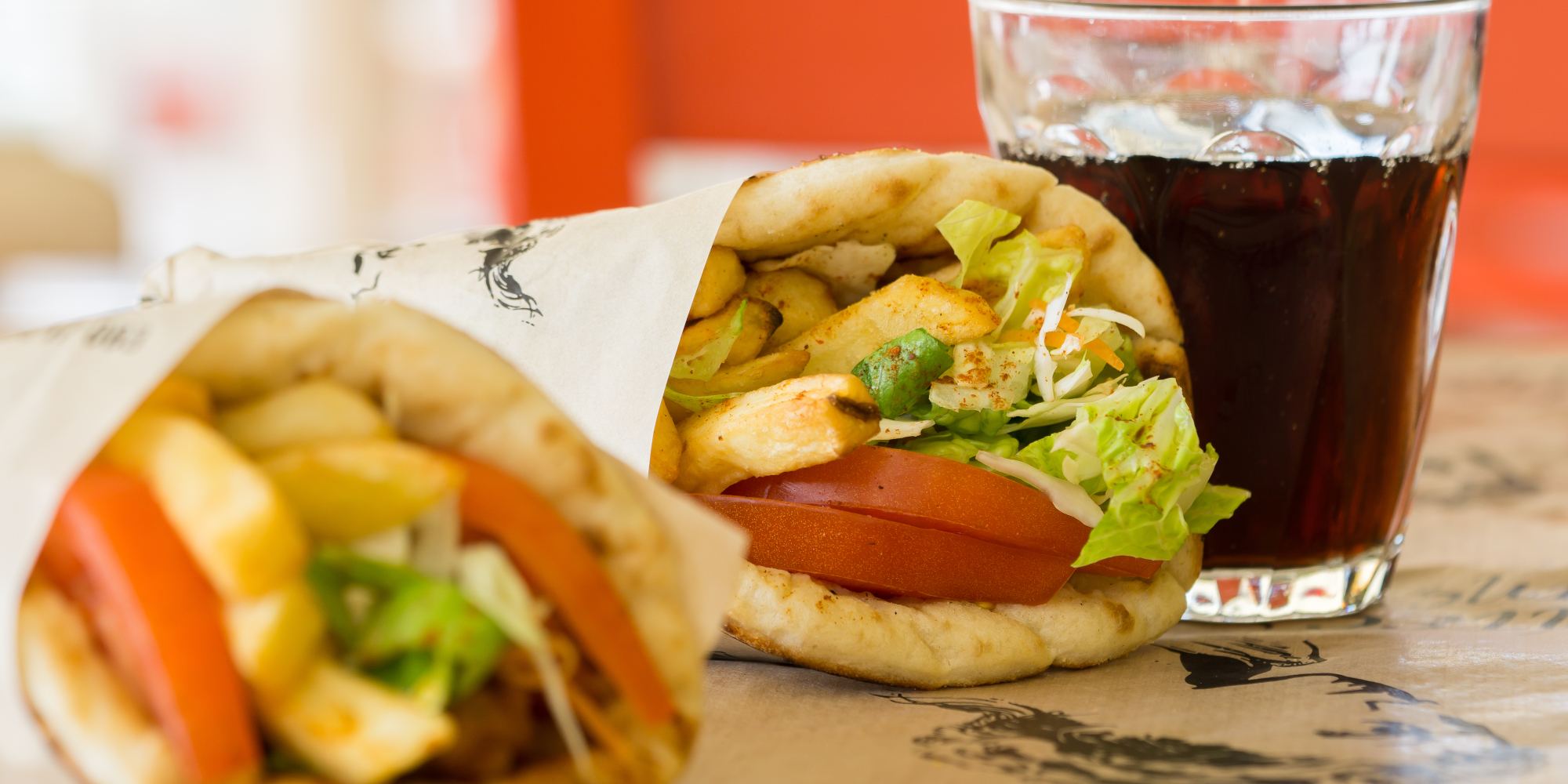 Πόσες θερμίδες τελικά έχει το σουβλάκι: Πότε είναι θερμιδική βόμβα ...