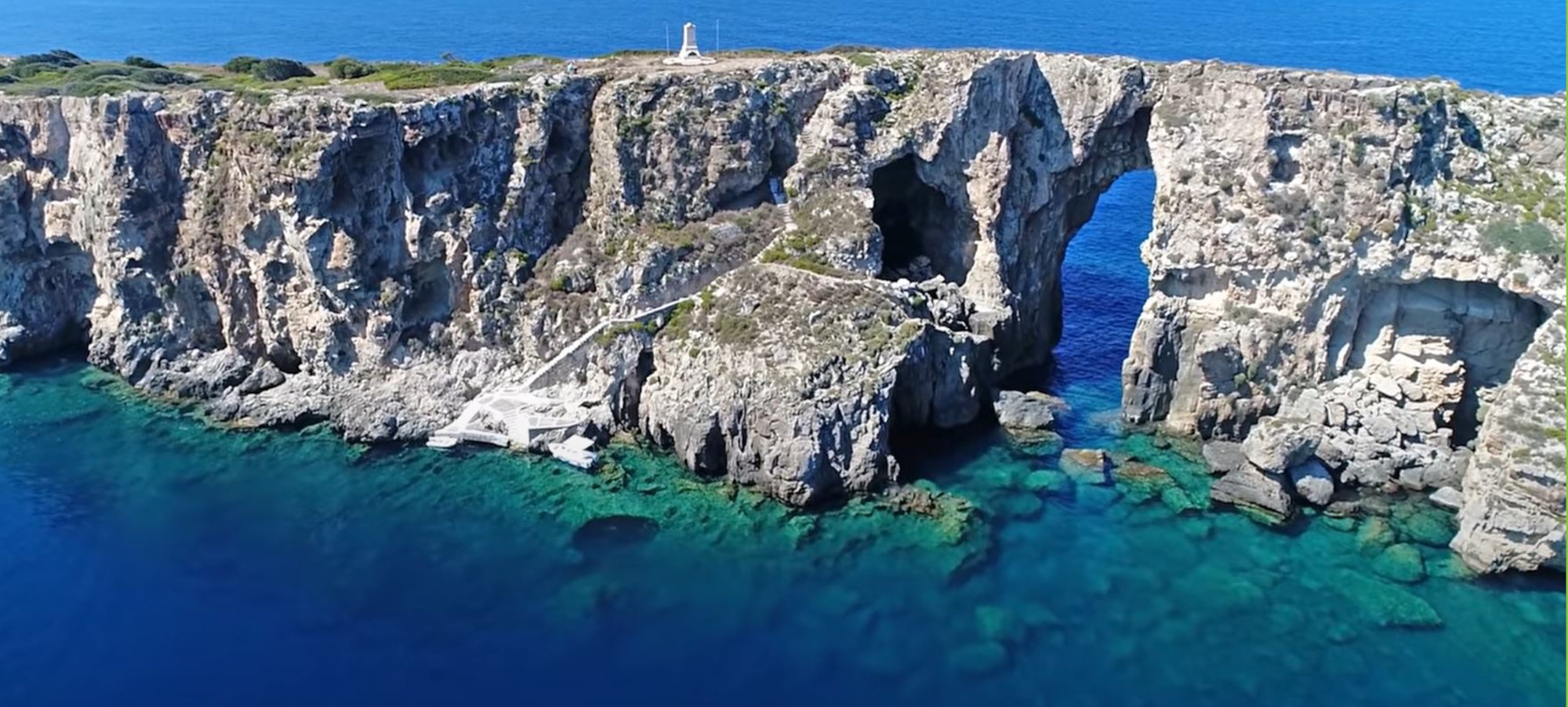 Μεσσηνία: Το κατακόρυφο νησί όπου είναι θαμμένος ο ανιψιός του ...