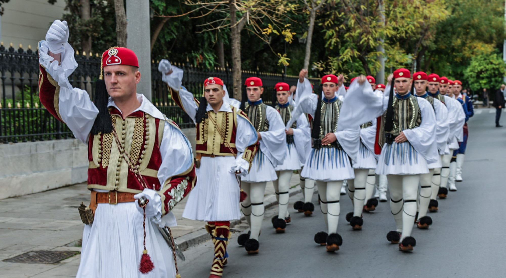 Προεδρική Φρουρά: Ενάμισης αιώνας ιστορία -Οι στολές, τα τσαρούχια, η ...