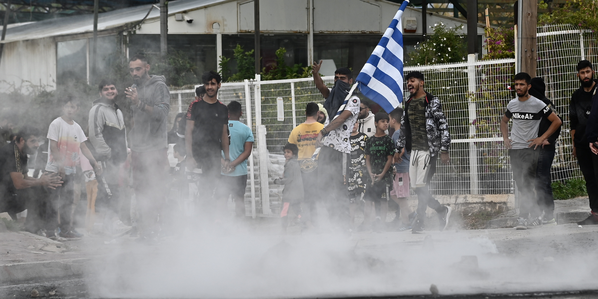 Ρομά καίνε επιχειρήσεις και απειλούν με νέα επεισόδια -«Ακόμα δεν έχετε ...