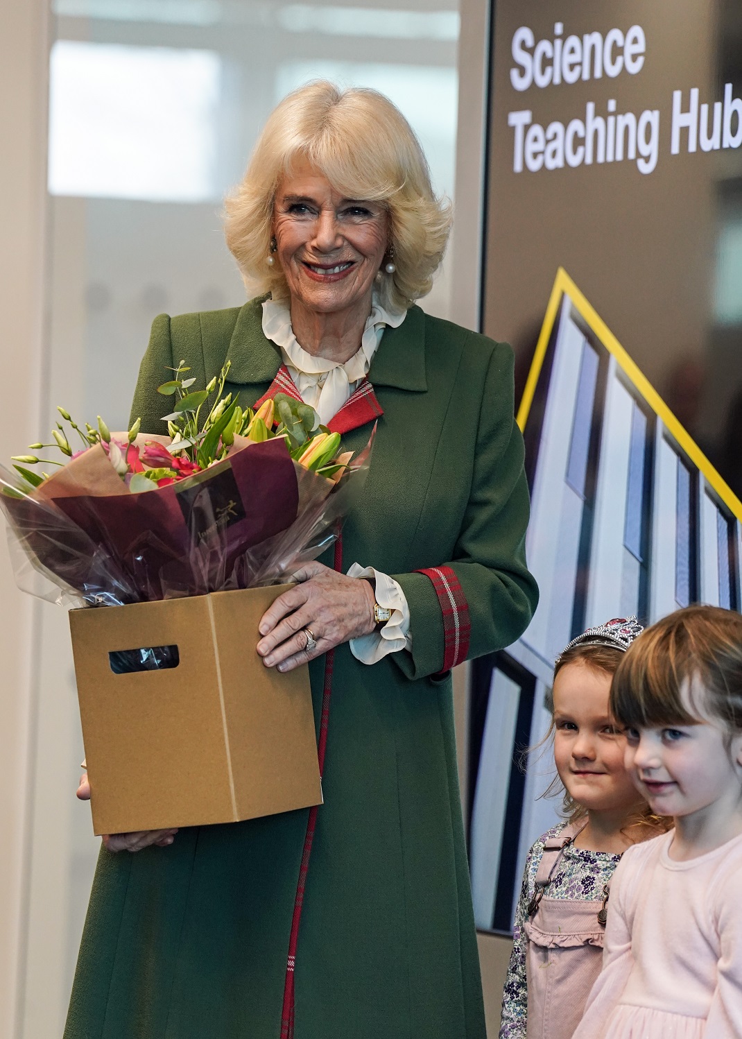 Η βασιλική σύζυγος Καμίλα με κομψές μπότες, τέλειες για γυναίκες άνω ...