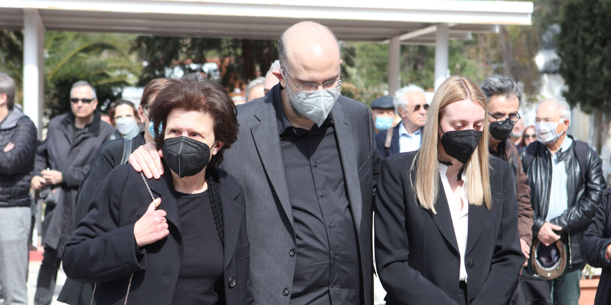 Λάκης Παπαστάθης: Συγκίνηση στην κηδεία του σκηνοθέτη -Ποιοι πήγαν ...