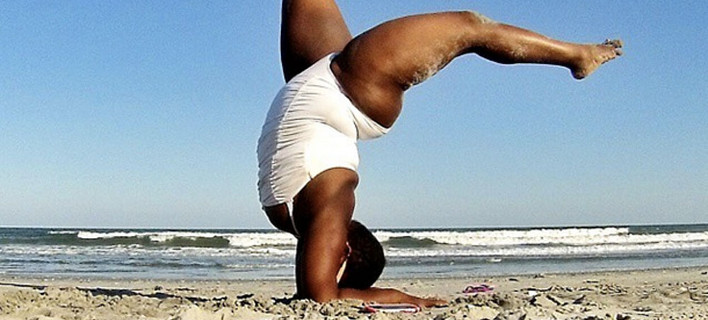 H plus size νεαρή που αλλάζει ζωές στο Instagram: Ανεβάζει φωτογραφίες κάνοντας γιόγκα [εικόνες ...
