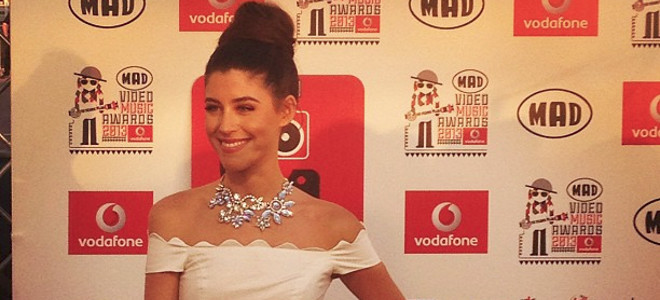 Ντυμένη νύφη στο κόκκινο χαλί η Demy του Ακη Πετρετζίκη [εικόνα] - iefimerida.gr