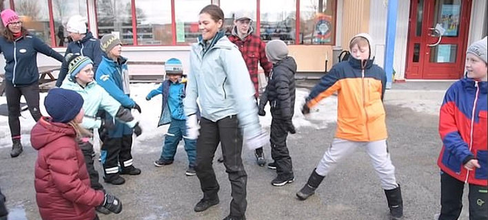 Η πριγκίπισσα Βικτόρια της Σουηδίας χορεύει «floss» σαν επαγγελματίας ...