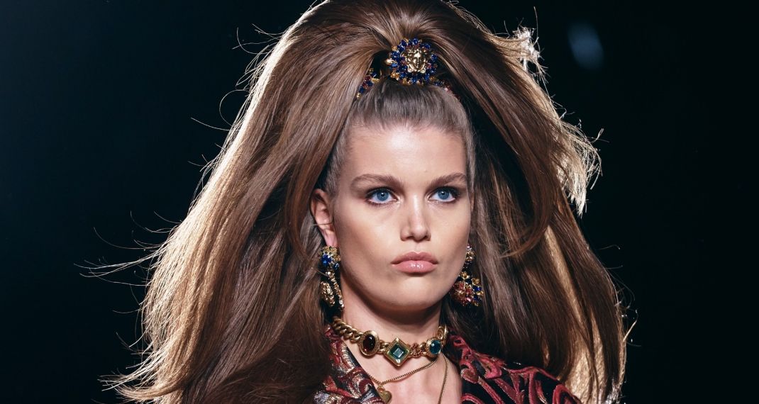 Versace Hairstyle: Τα ονειρεμένα χτενίσματα με όγκο εντυπωσίασαν στο ...