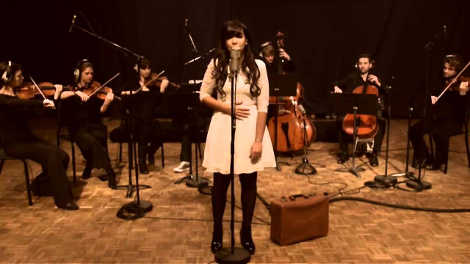 Η όμορφη Indila που έχει κάνει όλη την υφήλιο να σιγοτραγουδά γαλλικά ...