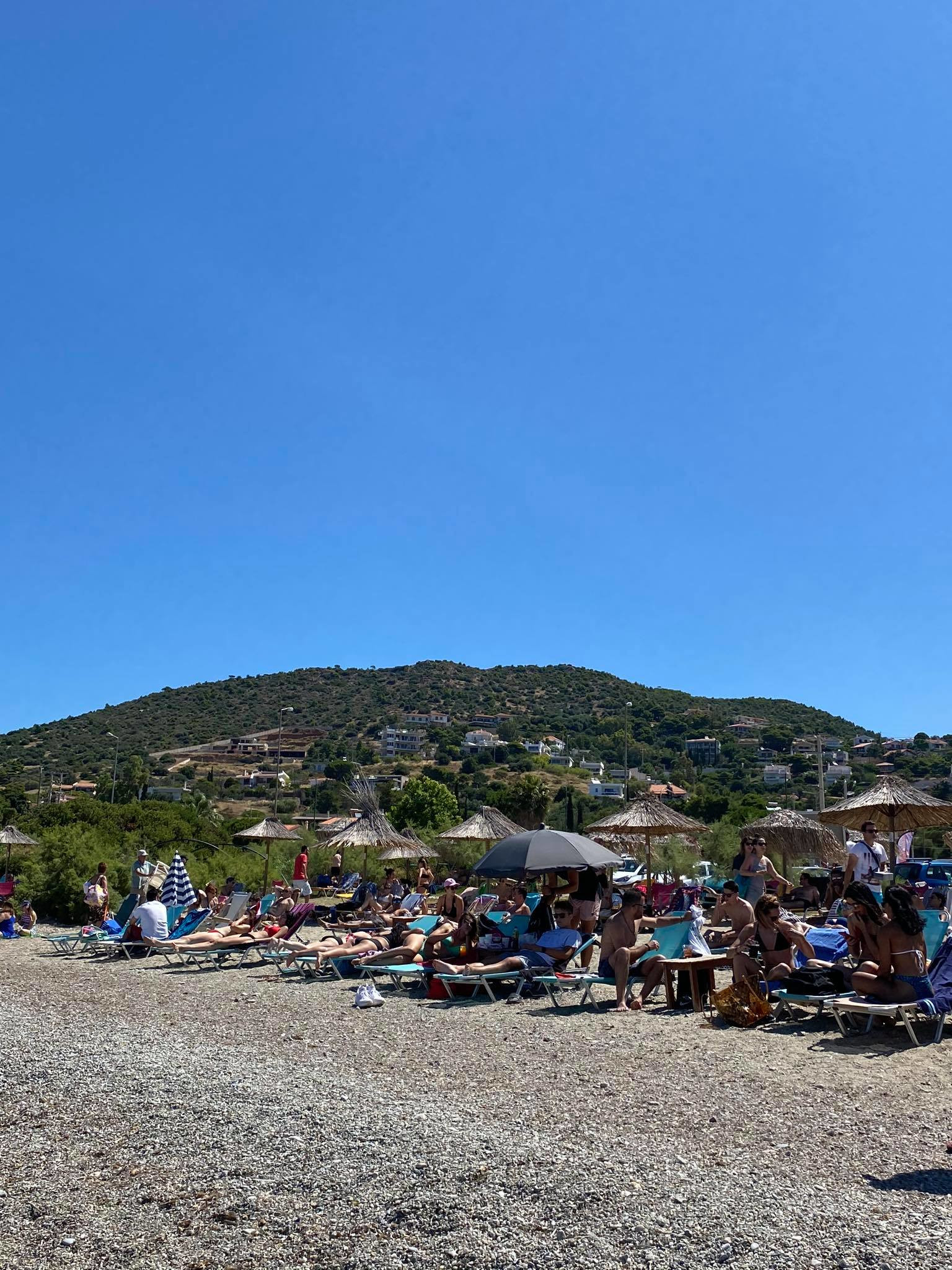 Ο κόσμος από νωρίς στις παραλίες -Γέμισε η πλαζ στο Μαύρο Λιθάρι ...