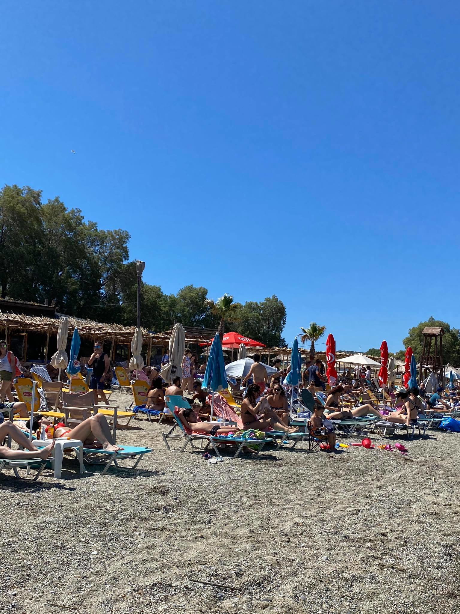 Ο κόσμος από νωρίς στις παραλίες -Γέμισε η πλαζ στο Μαύρο Λιθάρι ...