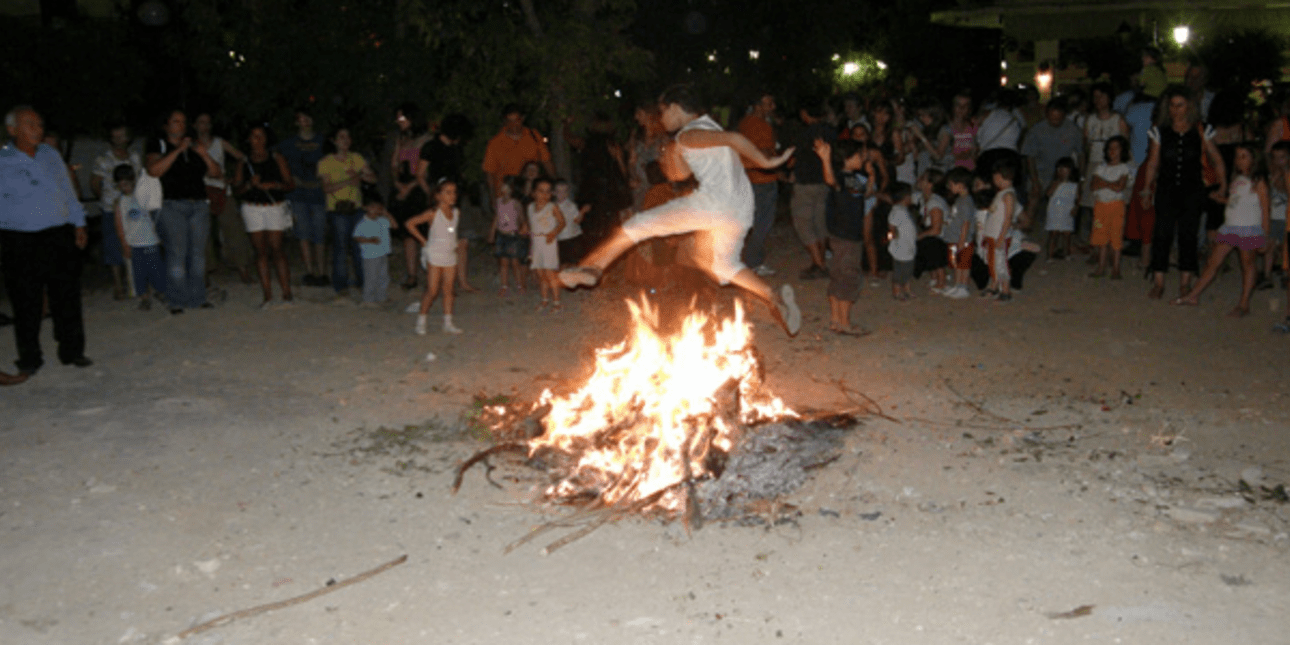 Οι φωτιές του Αϊ Γιάννη του Κλήδονα: Tο δημοφιλέστερο έθιμο του ...