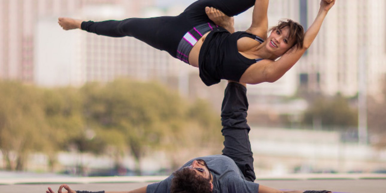 Acro yoga και couples yoga: Η νέα μανία των ζευγαριών -Κατά πόσο μπορεί ...