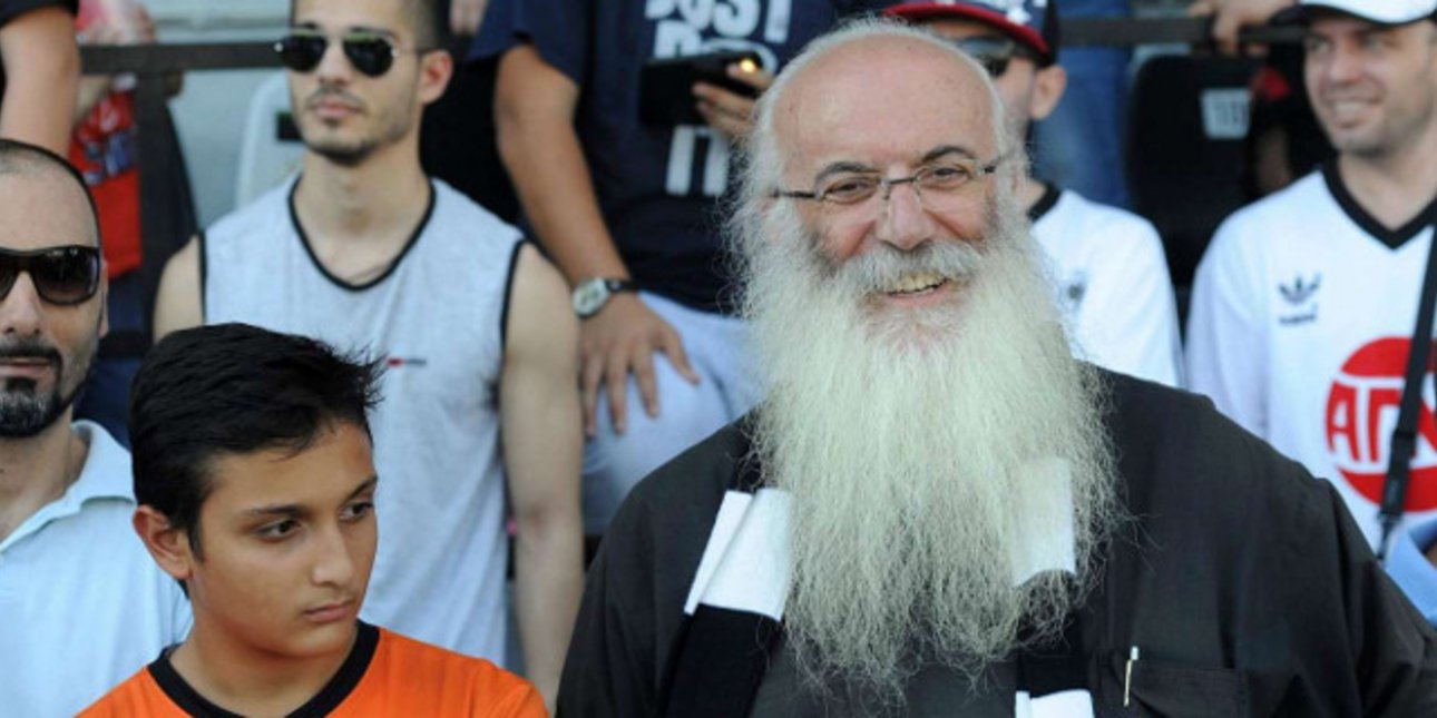 Ο παπά Χρήστος έκλεψε την παράσταση στην παρουσίαση του Μπερμπάτοφ ...