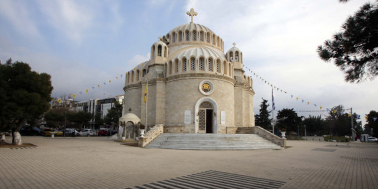 Ελαμψε η εμβληματική εκκλησία της Γλυφάδας -Ανάπλαση στο προαύλιο του ...