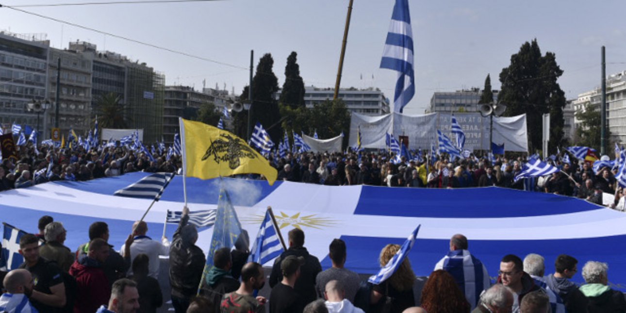 Γιγάντια ελληνική σημαία στο Σύνταγμα -Με τον ήλιο της Βεργίνας ...