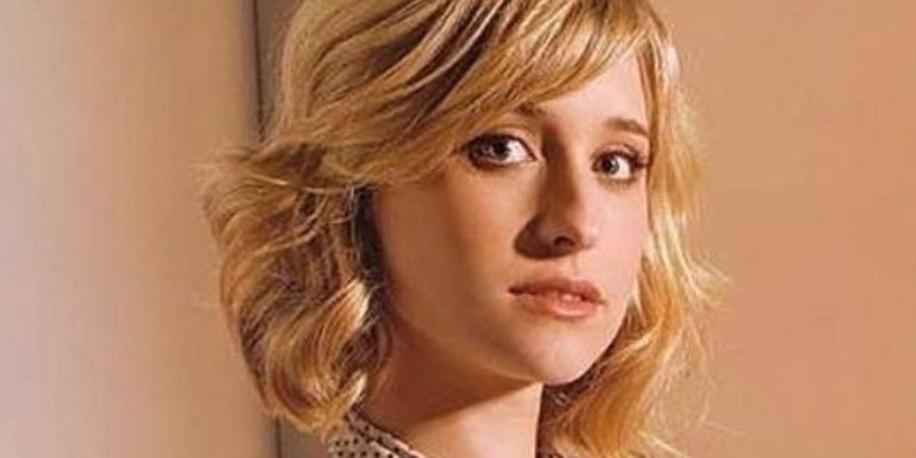 Συνελήφθη η ηθοποιός Αλισον Μακ, για εμπορία ανθρώπων στην αίρεση με ...