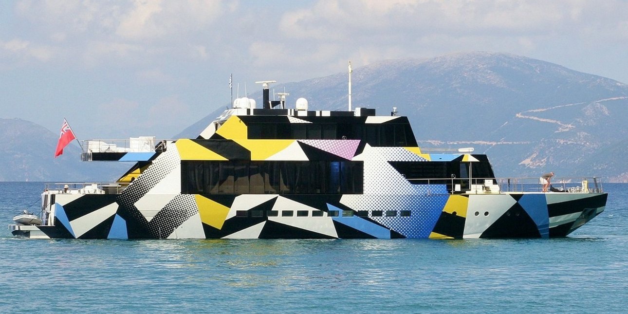 Ενα πλωτό έργο τέχνης στο Νέο Φάληρο -Το γιοτ του Δάκη Ιωάννου από ψηλά ...