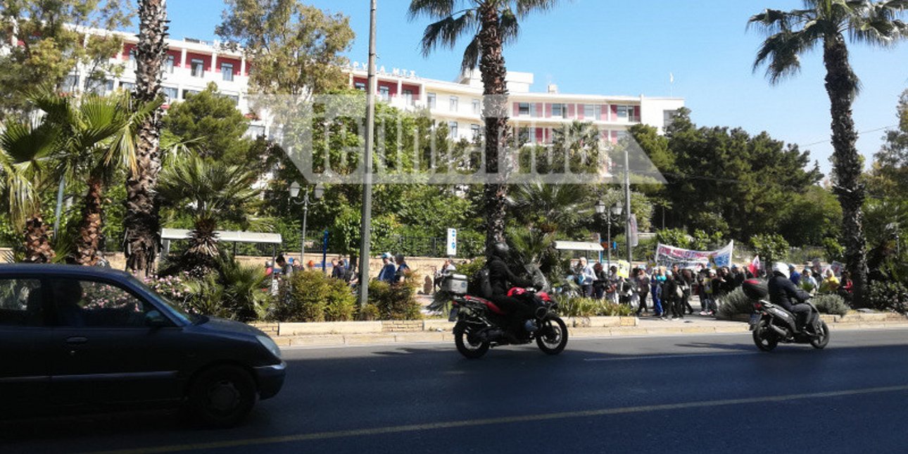 Πορεία ΠΟΕΔΗΝ -Πέταξαν... βαρκούλες και πούρα στο υπουργείο Υγείας ...