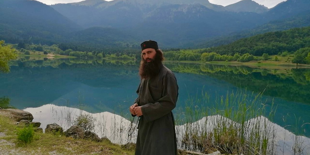 Ο «μοναχός» Ανθιμος Ανανιάδης στο πρώτο επίσημο teaser της ταινίας «The ...