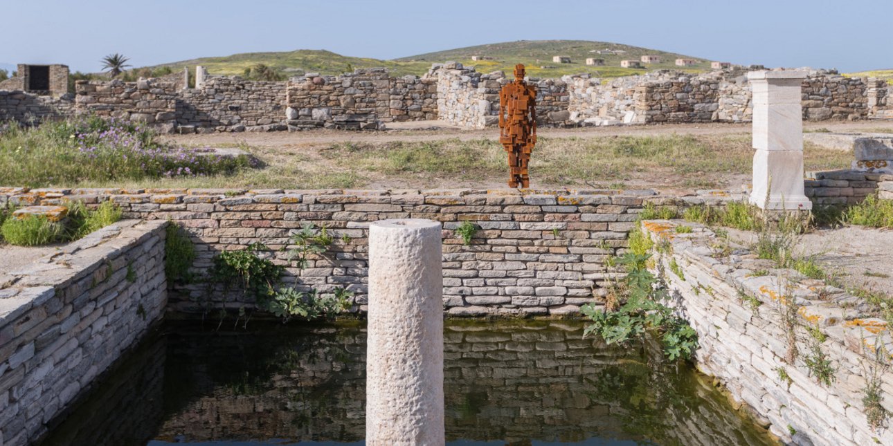 Απολαυστική περιήγηση στη Δήλο και τα γλυπτά του Αντονι Γκόρμλεϊ μέσα ...