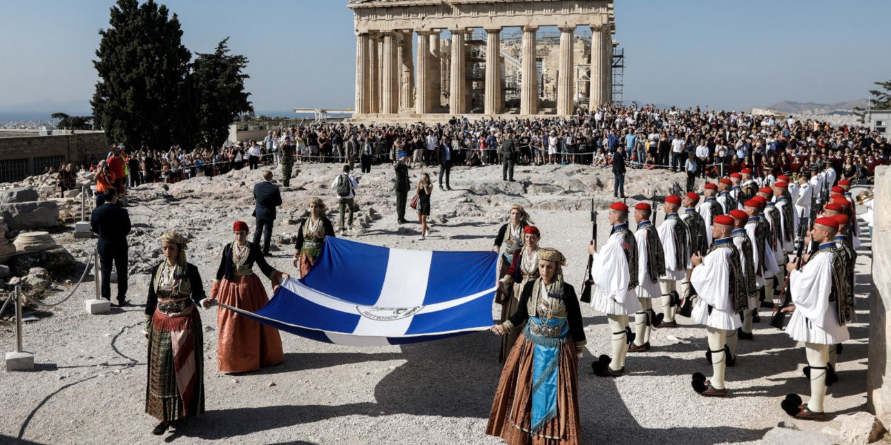 75 χρόνια από την απελευθέρωση της Αθήνας -Η συγκινητική τελετή έπαρσης ...