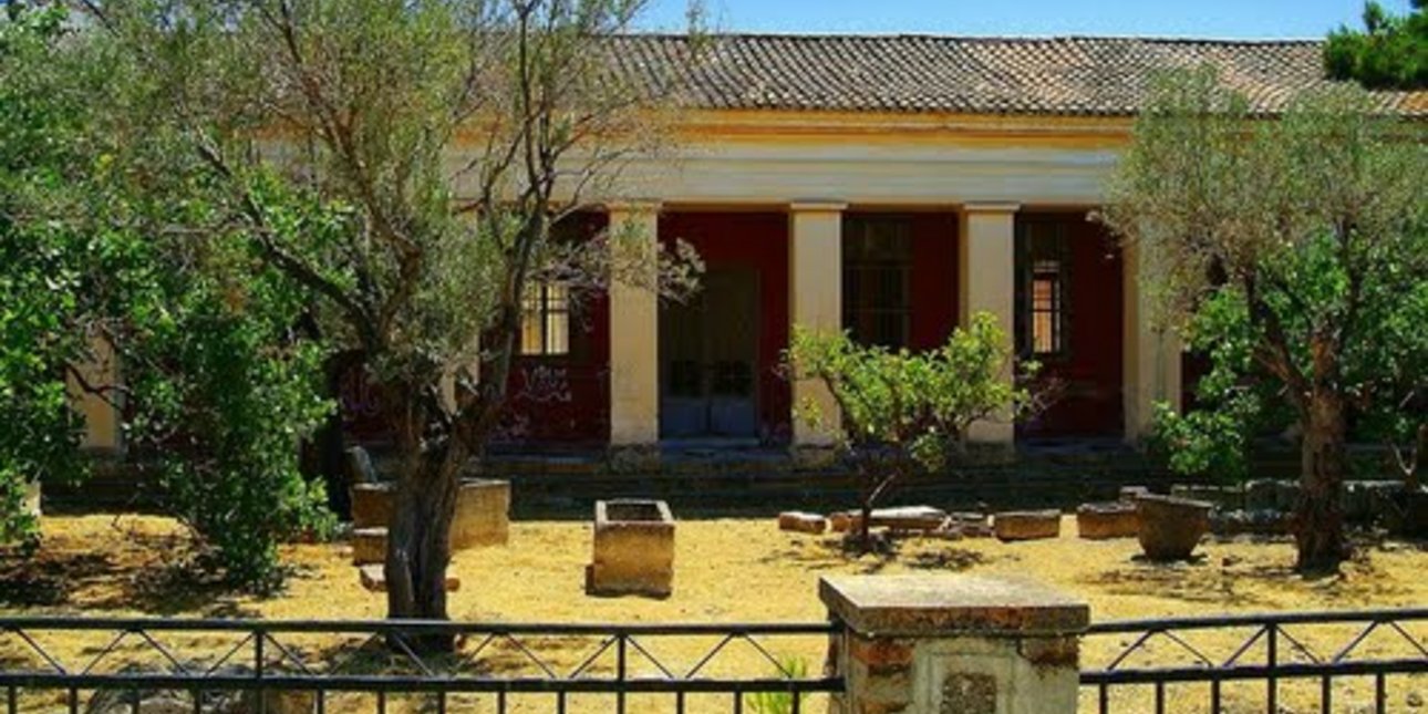 Καταρρέει στην Αίγινα το υπέροχο Καποδιστριακό κτίριο που ανήκει στο ...