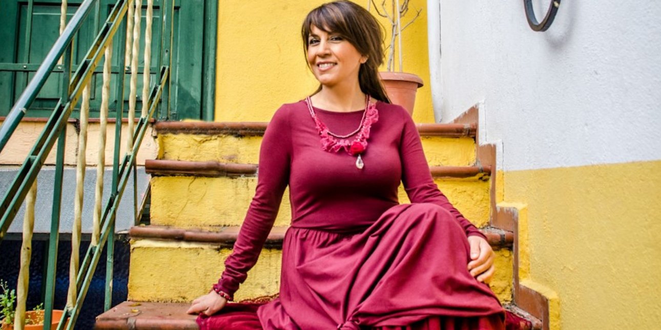 Dilek Koc: Η Τουρκάλα που σπούδασε στο ΑΠΘ και τραγουδά την προσφυγιά ...