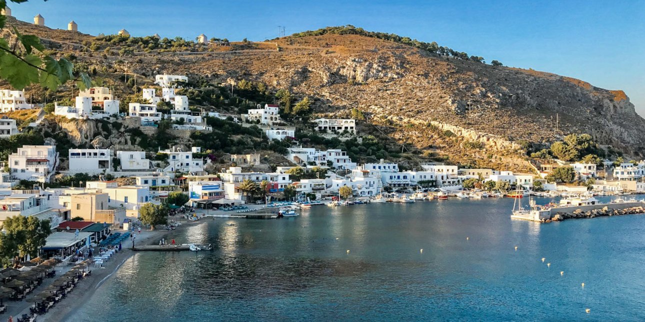 Λέρος: 2.000 πρόσφυγες κοιμούνται στο λιμάνι -Απειλούν με ...